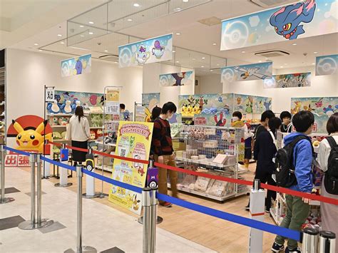 アミュプラザ長崎に「ポケモンセンター出張所」 エントランスに巨大ピカチュウも 長崎経済新聞