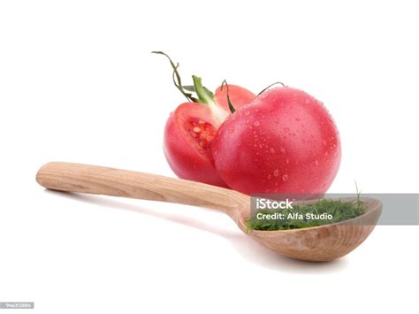 나무로 되는 숟가락 딜 흰색 배경에 고립의 전체 신선한 빨간 토마토 건강 한 샐러드에 대 한 유기농 야채입니다 0명에 대한 스톡 사진 및 기타 이미지 Istock