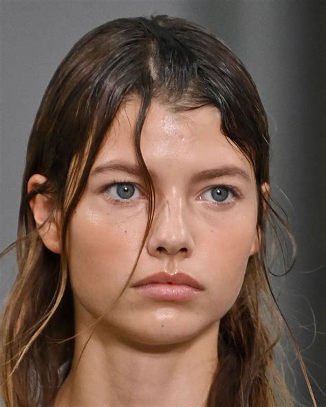Do You Want Your Hair To Be Dewy Too Fashion Week Hair Wet Look