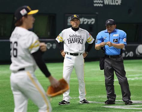 ＜ソ・ヤ＞選手交代を告げたソフトバンク・小久保監督（中央）（左は大津） （撮影・成瀬 徹） スポニチ Sponichi Annex 野球