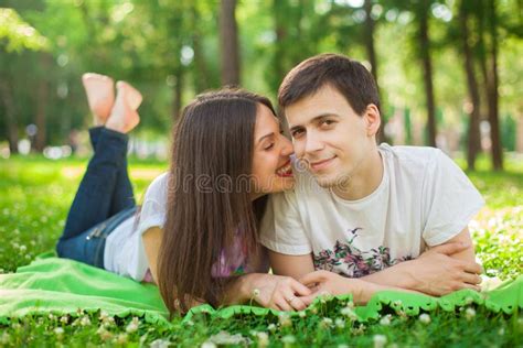 Jeunes Amants En Parc Se Trouvant Sur L Herbe Image Stock Image Du