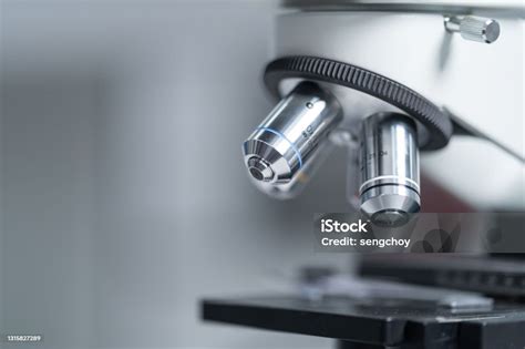 현미경의 클로즈업 및 선택적 초점 촬영 액체와 의료 테스트 튜브 실험실 룸에서 다른 현대 실험실 장비 교육 스톡 사진 0명에 대한 스톡 사진 및 기타 이미지 Istock