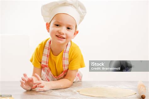 어린이 손 반죽 반죽의 세부 사항입니다 부리 토를 준비 하는 모자에 쾌활 한 쿡 아이 보 가정 주방에 대한 스톡 사진 및 기타