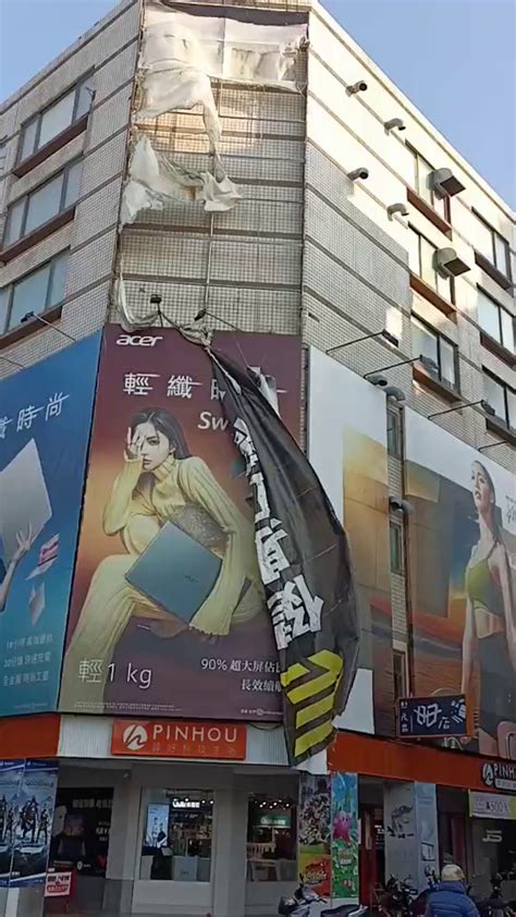影險砸遊客驚險畫面曝！嘉義文化路夜市內廣告招牌鐵皮 遭強風吹襲搖搖欲墜