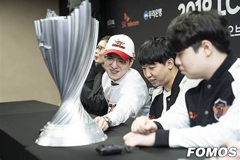 포토 Skt 김정균 감독 트로피 한 번 만져보자