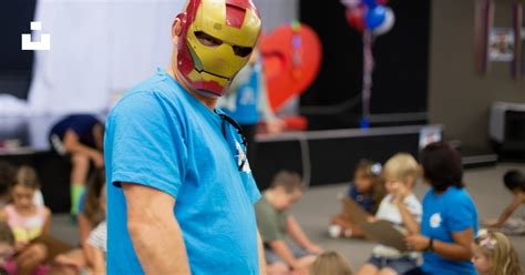 빨간색 노란색 파란색 마스크를 착용한 파란색 크루넥 티셔츠를 입은 남자 사진 Unsplash의 무료 의복 이미지