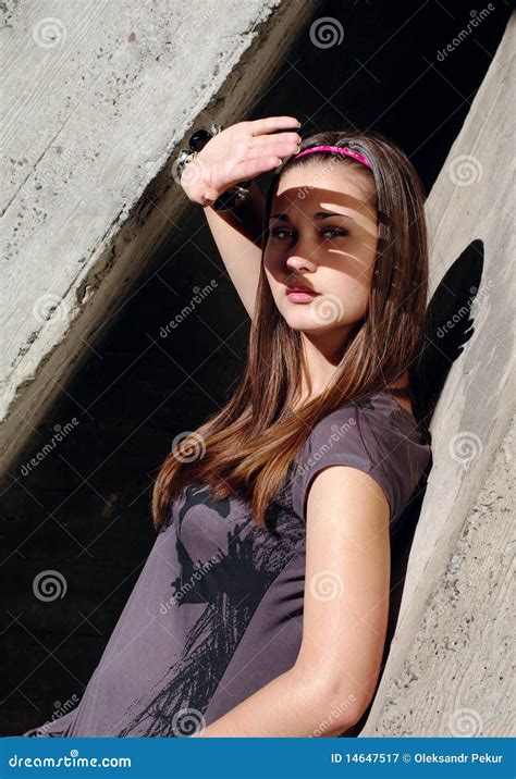 Magra Della Giovane Donna Dal Calcestruzzo Immagine Stock Immagine Di Asiatico Magra