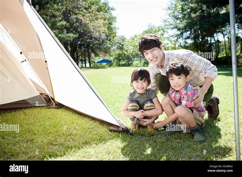 Smiling Père Son Fils Et Sa Fille Assis Riant De Terrain De Camping