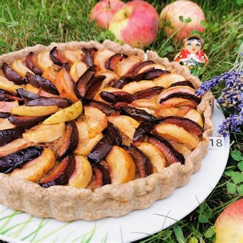 Галета с миндальным кремом яблоками и грушей