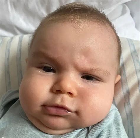 Kayky Brito exibe seu bebê fazendo pose e semelhança impressiona