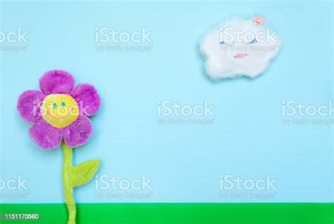 파란 종이 배경과 웃는 얼굴이 있는 장난감 꽃에 재미 있는 구름 화창한 여름 날씨의 테마에 사진 0명에 대한 스톡 사진 및 기타 이미지 Istock