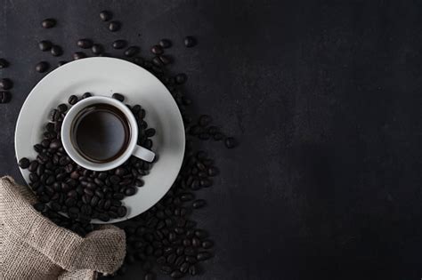 검은 색 배경에 커피와 커피 구성의 컵 공간을 복사합니다 맨 위 보기입니다 플랫 레이 0명에 대한 스톡 사진 및 기타 이미지 Istock