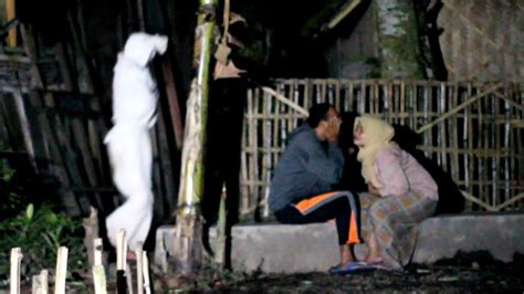 Prank Pocong Gangguin Orang Lagi Ciuman Wali Prank YouTube