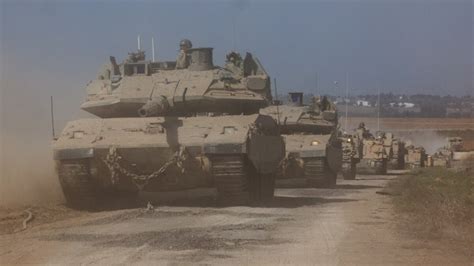 Israel kêu gọi dân thường rời khỏi thành phố Gaza trong khi quân đội dồn xe tăng về