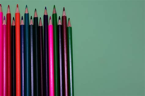 많은 색깔의 연필은 녹색 배경에 놓여 있습니다 스파를 복사합니다 학교로 돌아가는 개념 교육 과정 학교에서의 공부 그림 0명에