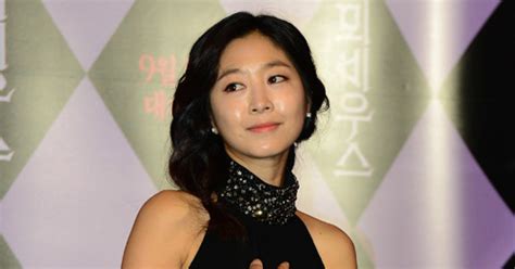 포토 이은우 가슴 노출 신경쓰여