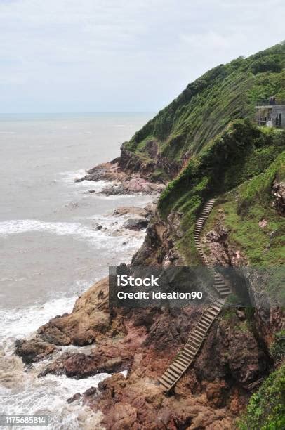 절벽이 있는 바다 전망과 산 절벽 아래로 내려가는 오래된 계단 0명에 대한 스톡 사진 및 기타 이미지 0명 거리 경관 Istock
