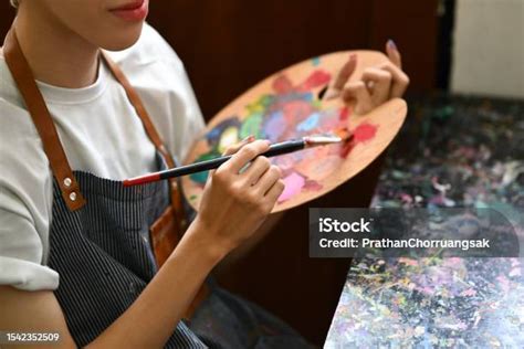 예술 교육 창의성 및 사람들의 개념 미술 수업에서 수채화로 캔버스에 그림을 그리는 아시아 학생 남자 18 19세에 대한 스톡