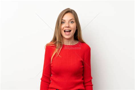 穿着红色毛衣的年轻金发女金发美女在孤立的白色背景高清图片下载 正版图片504211528 摄图网