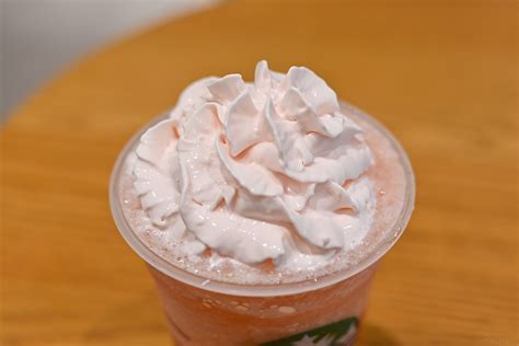 スタバ新作「桃フラペチーノ」の優勝カスタマイズ。本物の桃っぽさを倍増させる方法 Macaroni