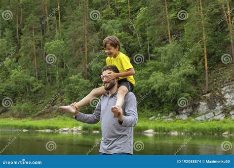 Padre Dando A Su Hijo Vuelta En Un Entorno Natural Verde Foto De