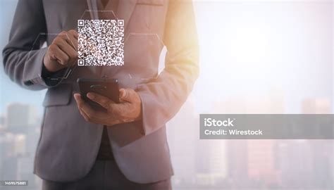 온라인 쇼핑 무 현금 기술의 개념으로 사업가의 손에 디지털 스캔 Qr 코드 가격에 대한 스톡 사진 및 기타 이미지 가격 가상현실 고객 Istock