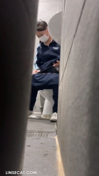 한국 화장실 몰래카메라 개의 다른 화장실 그녀는 생리대와 끈 팬티를 입고 있었는데 탐폰은 왜 안 됐나요 그녀가 질 삽입을 좋아하지 않기 때문인가요 인색 한 고양이