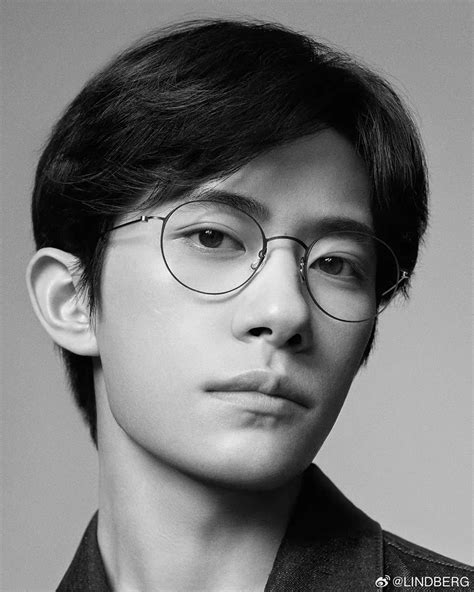 Lindberg 欣然宣布易烊千玺 成为品牌全球代言人。从闪耀于舞台的歌手、舞者，到活跃于银幕的实力青年演员，易烊千玺在演艺事业上的用心创造和