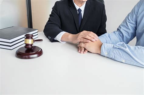 남성 변호사 또는 판사의 이미지 클라이언트 고객 망치 및 법률도 서 협력을 장려 하는 데 도움이 현대 사무실 법과 정의 개념에서