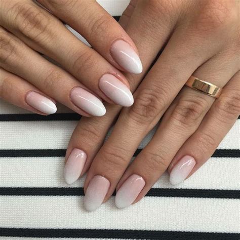 Smalto gel con sfumature più chiare di colore bianco forma a mandorla
