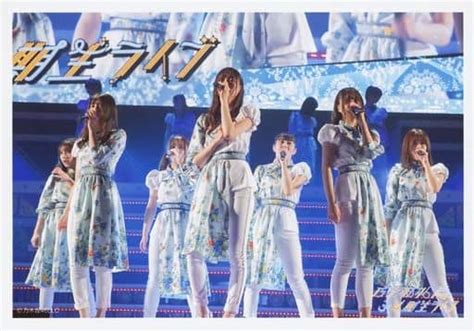 駿河屋 No082 ： 集合7人ライブフォト・横型・全身・衣装白・等間隔に立ち・左手マイク口元choose 5 Photos