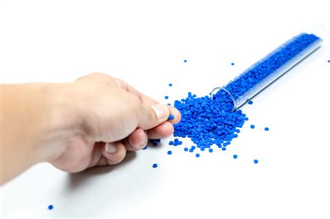 플라스틱 폴리머 과립의 클로즈업 핸드 홀드 폴리머 펠릿 폴리머 플라스틱 화합물 폴리머 Pcr 장치에 대한 스톡 사진 및 기타 이미지 Istock