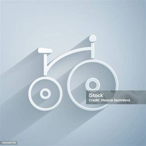종이 는 하나의 큰 바퀴와 회색 배경에 고립 된 하나의 작은 아이콘빈티지 자전거를 잘라 자전거 대중 교통 표지판 종이 아트 스타일 벡터 고풍스런에 대한 스톡 벡터 아트 및