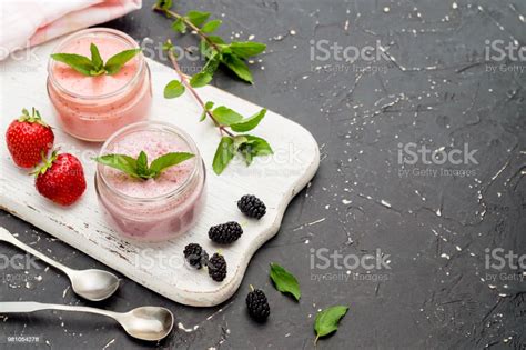 Mulberries 딸기와 유리 항아리에 민트의 수호신 0명에 대한 스톡 사진 및 기타 이미지 0명 가정 생활 건강한