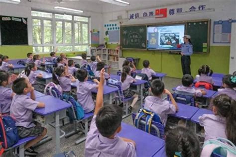 开学首日，ta们全力打造安全、有序的学校周边交通环境家长保障警力