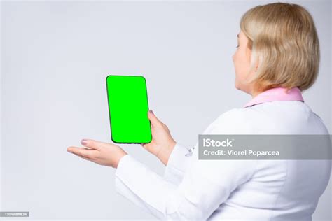 백인 여성 의사는 녹색 모의 태블릿 화면에 병원에서 환자에게 상담을주고 의사가 가젯 빈 빈 화면 태블릿을 표시하고 가리키는 의료 및 의료 개념 새로운에 대한 스톡 사진 및