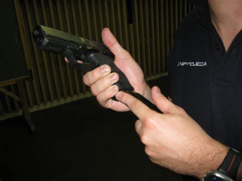 Tiro Policial Y Tactico La Recarga O Cambio De Cargador En La Pistola