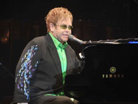 Elton John Papa à 63 Ans Le Journal De Montréal