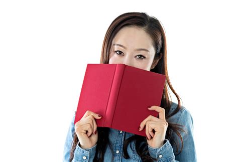 흰색 배경에 책 뒤에 숨어있는 여자 30 39세에 대한 스톡 사진 및 기타 이미지 30 39세 가리기 개념 Istock