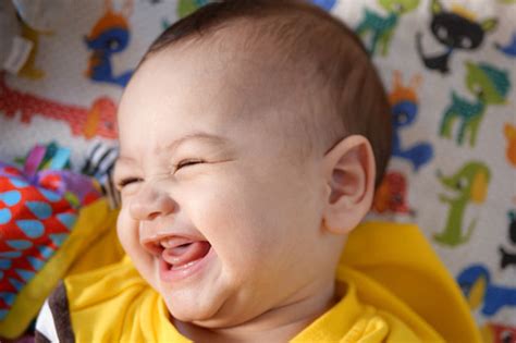 행복한 신생아는 재미있는 얼굴을 만듭니다 그의 방에서 기어 다니는 아기의 초상화가 닫힙니다 아기에 대한 스톡 사진 및 기타