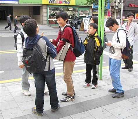 ゆるめアレンジが主流？！韓国の女子高生、制服の着こなし拝見！ ソウルナビ