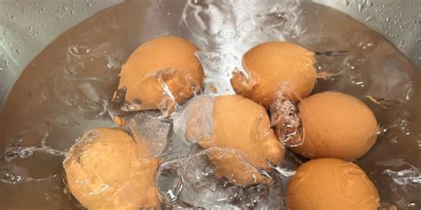 삶은 계란 찬물에 담그지 마세요 이렇게 해야 껍질 잘 까집니다 텐꿀팁