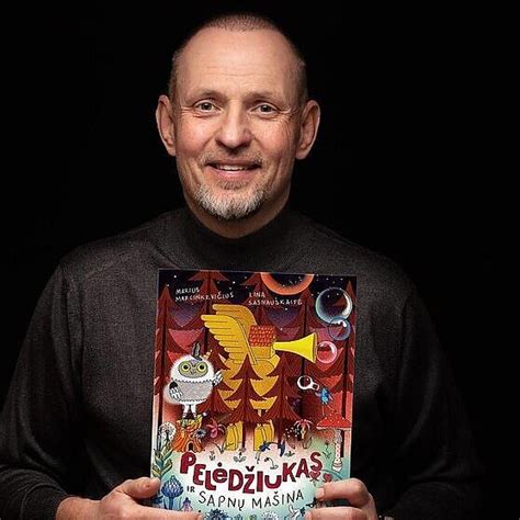Pakeliui Su Klasika Rašytojas Marius Marcinkevičius „pelėdžiukas Ir Sapnų Mašina Tiesia