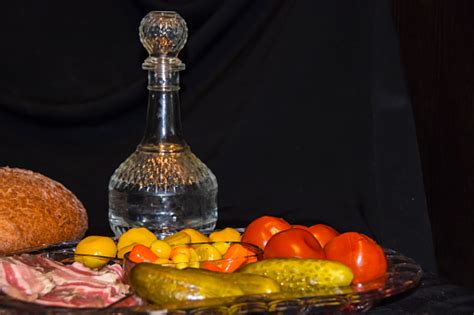 보드카와 전채 라 드의 Tsarist 정 고급 유리병에 절인 오이 토마토 고추 버섯 검은 빵 0명에 대한 스톡 사진 및 기타 이미지 Istock