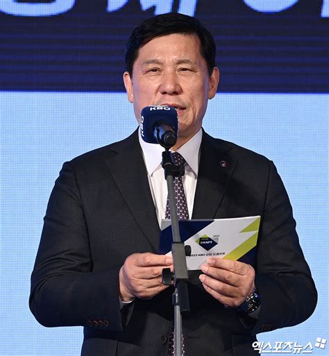 인사말 전하는 허구연 총재 포토