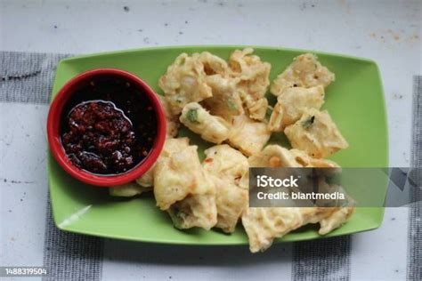 초록색 접시에 정사각형 조각과 간장 소스를 곁들인 튀긴 템페 0명에 대한 스톡 사진 및 기타 이미지 0명 건강한 생활방식 건강한 식생활 Istock