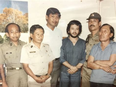 7 Vintage Photos Of Rhoma Irama During The Filming Of MENGGAPAI
