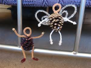 Manualidades de Navidad para niños hechas con piñas