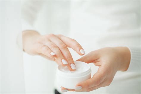 손 피부 관리입니다 여성 손 크림 튜브를 들고 자연 매니큐어 손톱 화장품 핸드 크림을 적용 하는 부드러운 실크 건강 한 피부에
