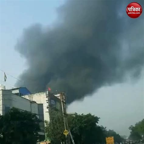 नोएडा फेज 2 में एक्सपोर्ट कंपनी में आग लगते ही काले धुएं का गुब्बार फैल
